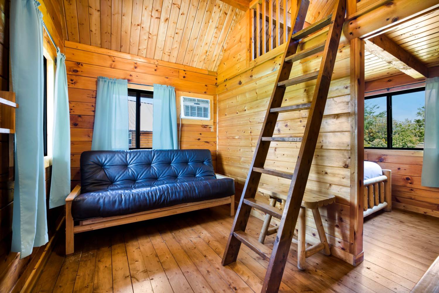 Standard Plus Cabins - HTR